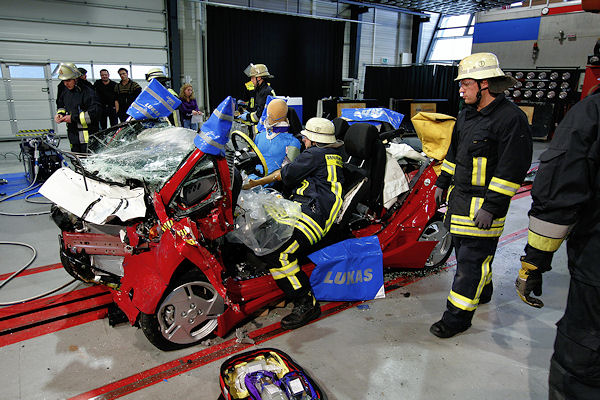 Rettungsaktion am Crash-Elektroauto getestet