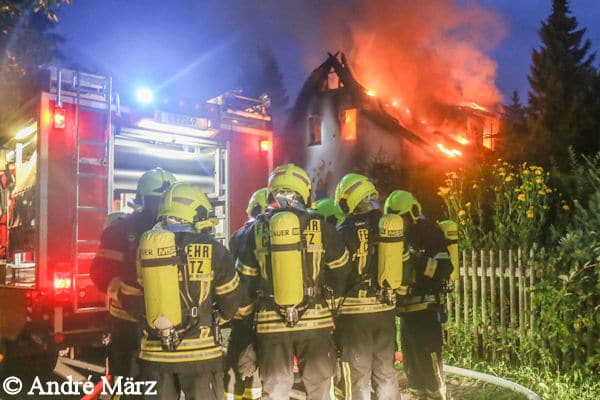 Nachbar rettet drei Bewohner aus brennendem Haus