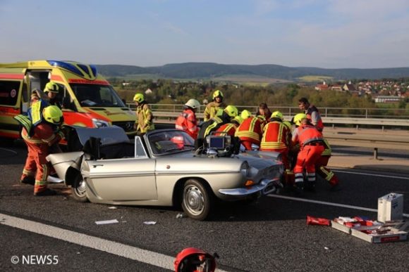 Unfall mit Oldtimer-Cabrio: Fahrer lebensgefährlich verletzt