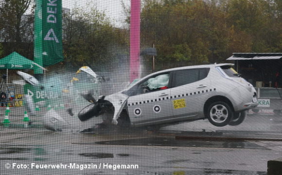 Wie gefährdet sind Feuerwehrleute nach Unfällen von Elektro-Pkw?