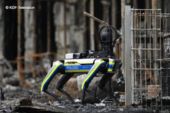 Roboter-Hund erkundet Brandruine
