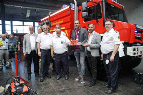 Schlüsselübergabe für Waldbrand-TLF