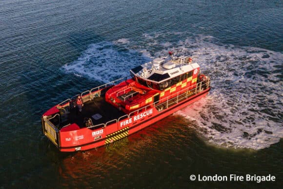 Zwei neue Löschboote für die Themse