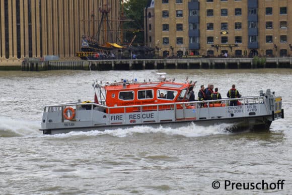 Zwei neue Löschboote für die Themse