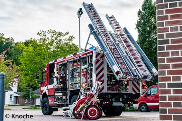 HLF mit hydraulischer Leiter-Entnahmehilfe