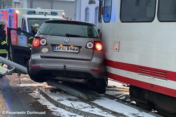 Pkw mit Straßenbahn kollidiert