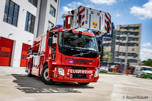 TLF 3000 mit Staffelkabine von Rosenbauer