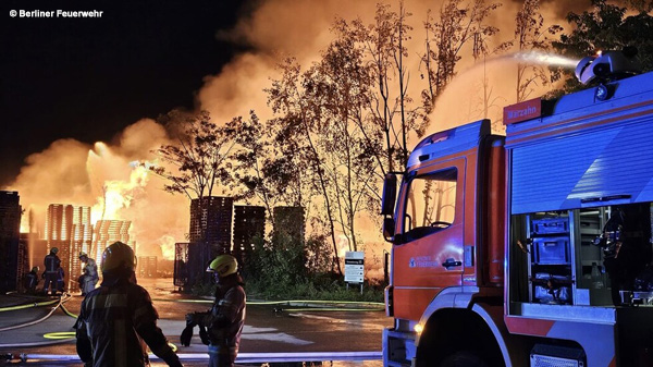 Großbrand auf Berliner Firmengelände