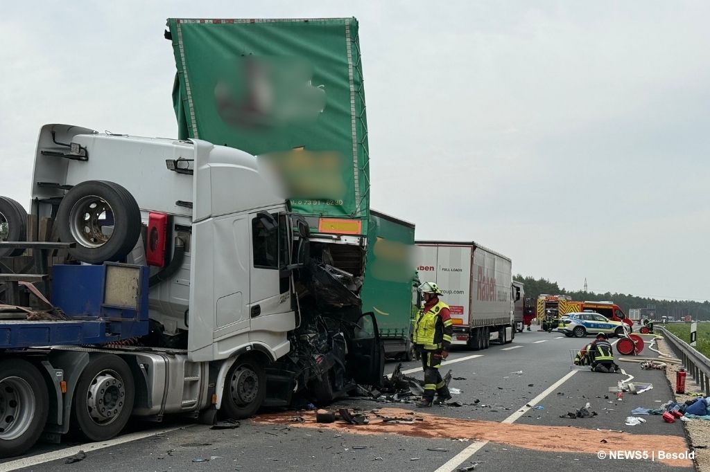 Sattelzug schiebt Pkw unter Lkw-Anhänger