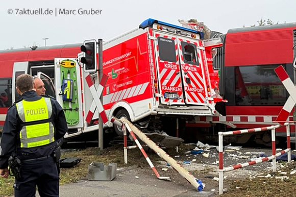 Zug kollidiert mit KTW