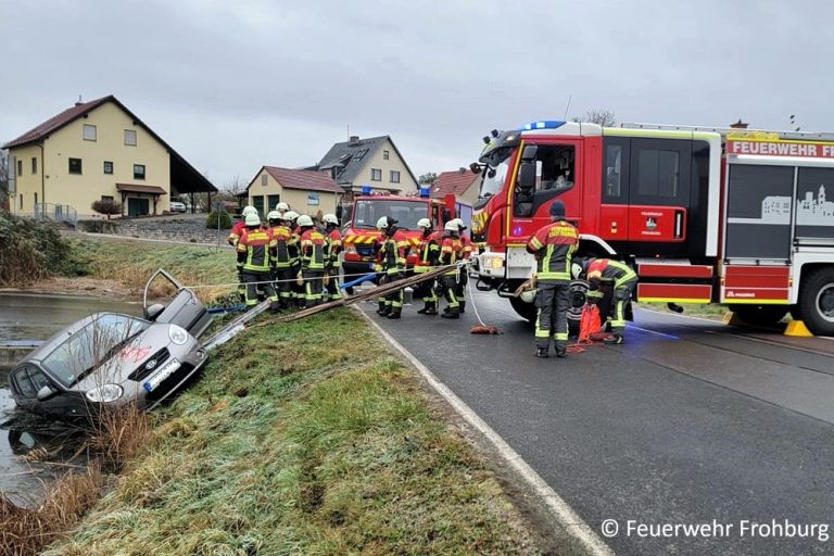 Pkw rutscht in Teich – Feuerwehr befreit Insassen