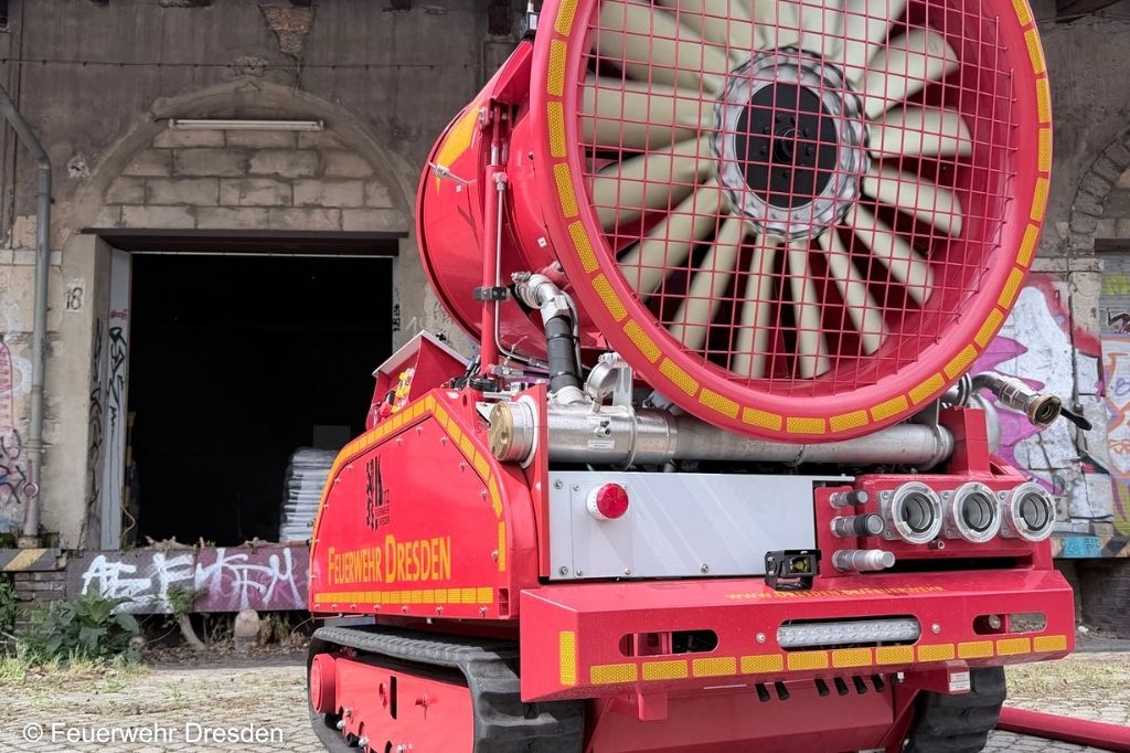 Vegetationsbrand greift in Dresden auf Lagerhalle über